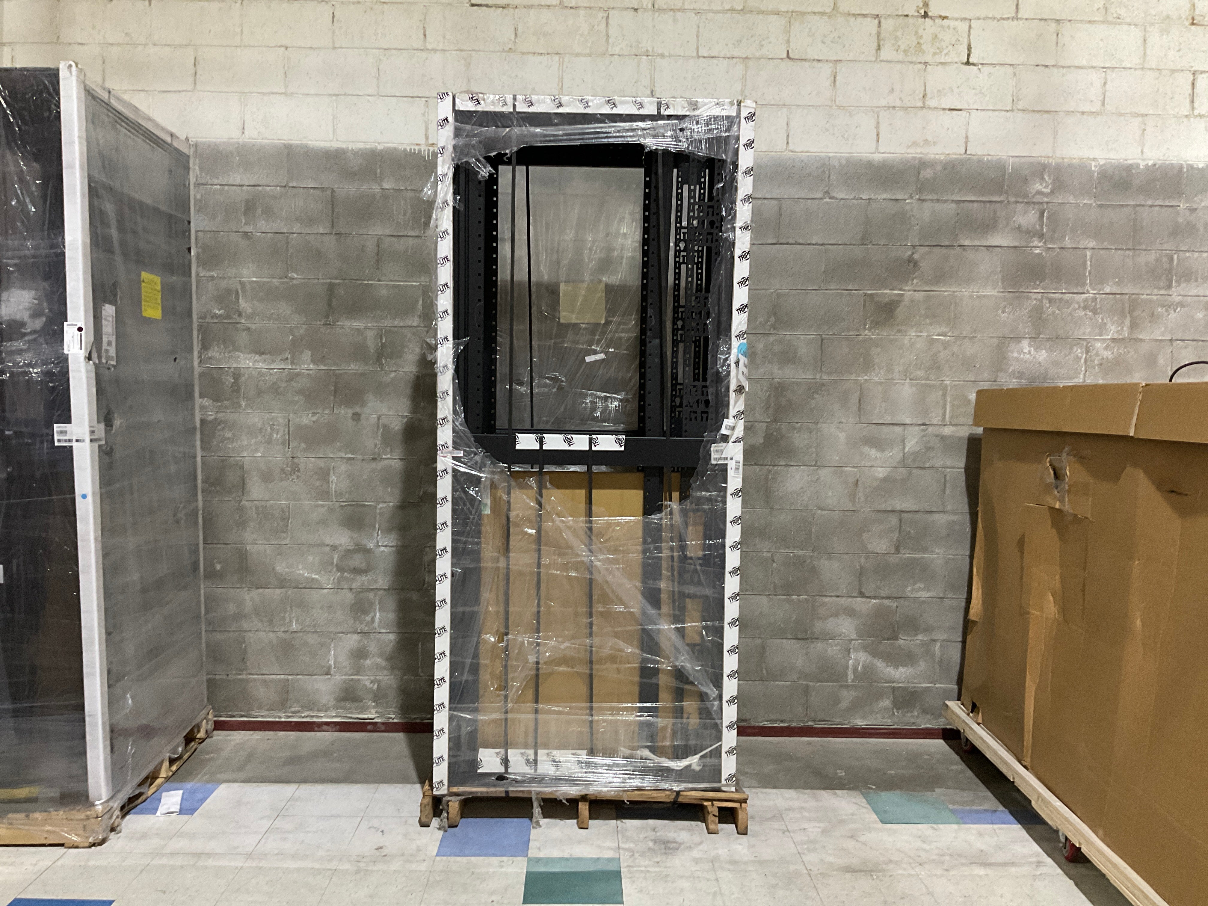 Tripp Lite SmartRack Server Rack (52U) – Bstock